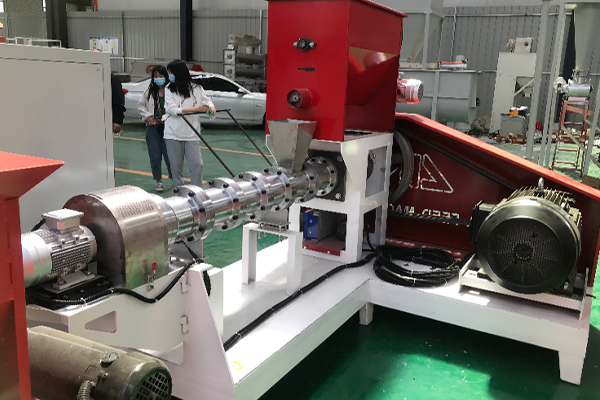 The difference between dry extruder and wet extruder