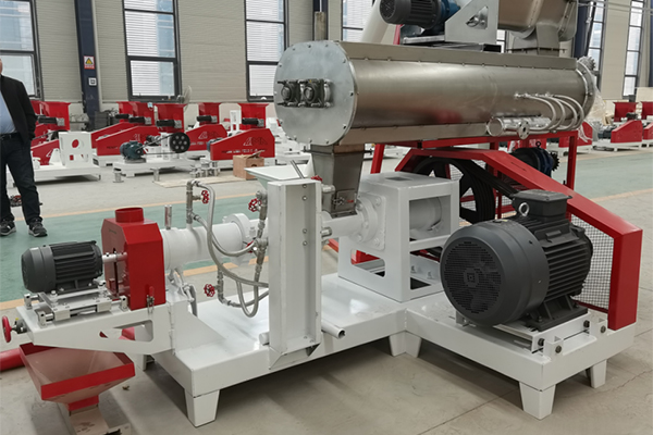 The difference between dry extruder and wet extruder